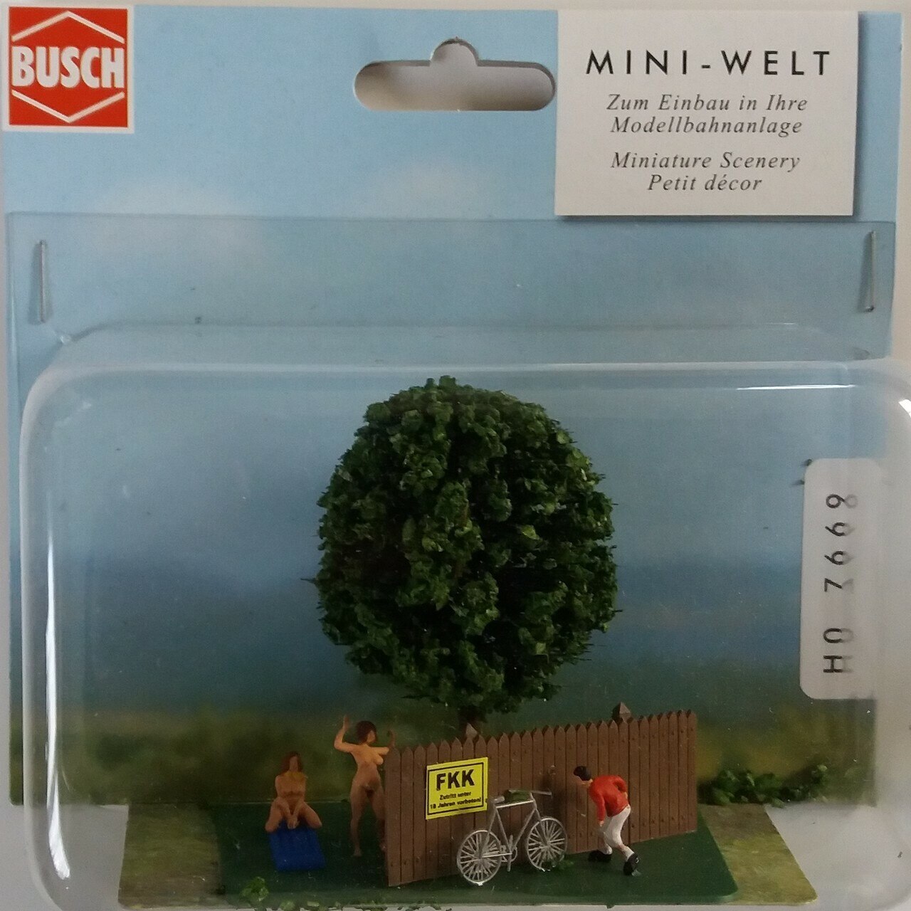 Busch H0 7669 Nudisten bespieden door gaatje van het hek - Modeltreinshop